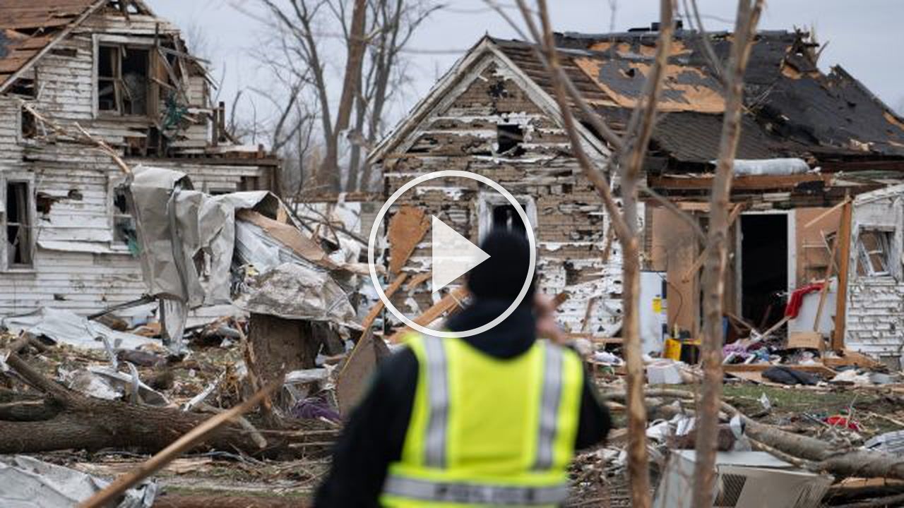 Deadly tornadoes hit U.S midwest
