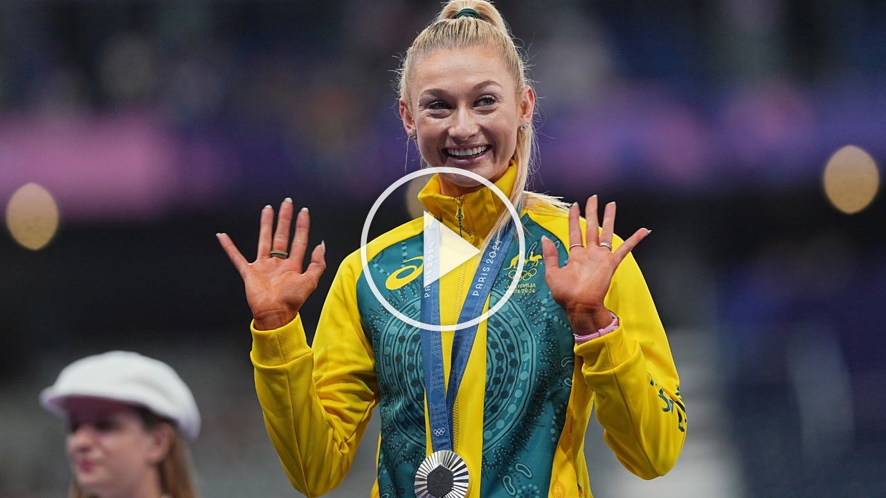 Runner Jessica Hull earns historic 1500 metre silver medal