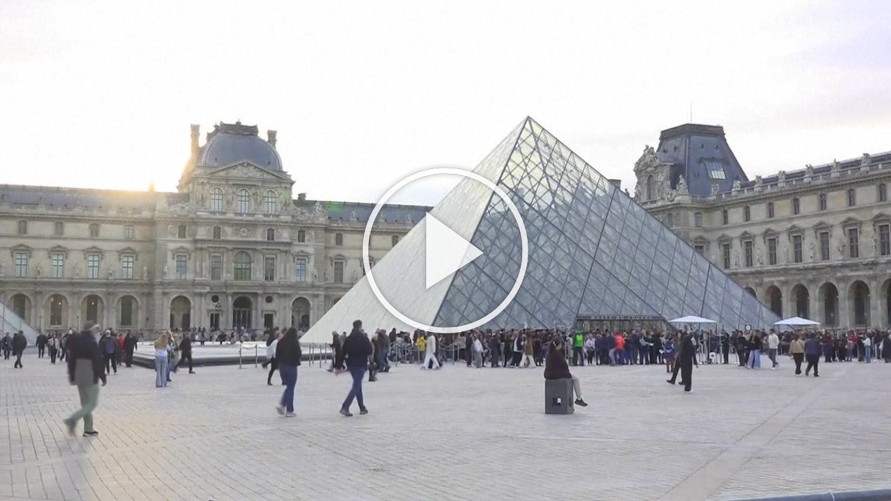 Louvre reopens amid search for heist suspects