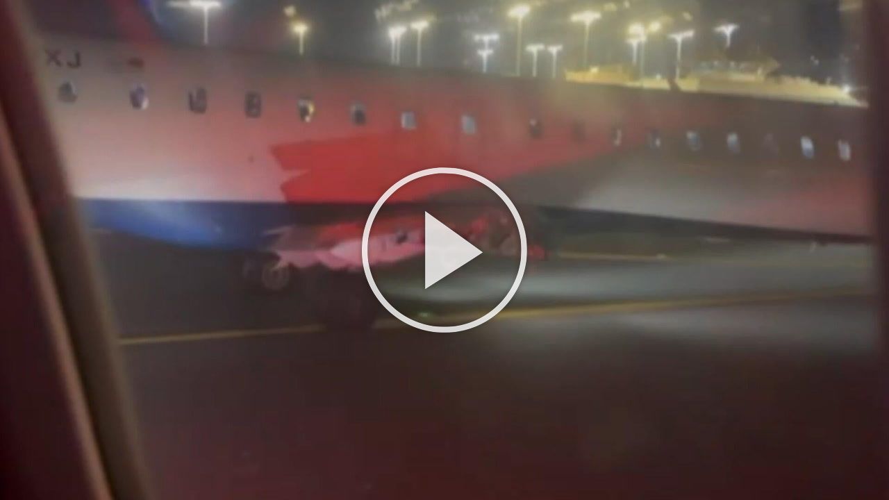 Two Delta jets crash while taxiing at New York airport